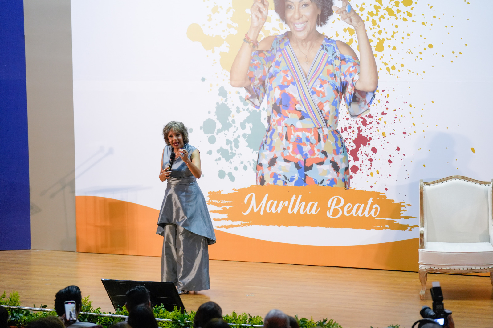 Escritora Martha Beato lanza su libro “El Arte de Vivir en la Edad ...